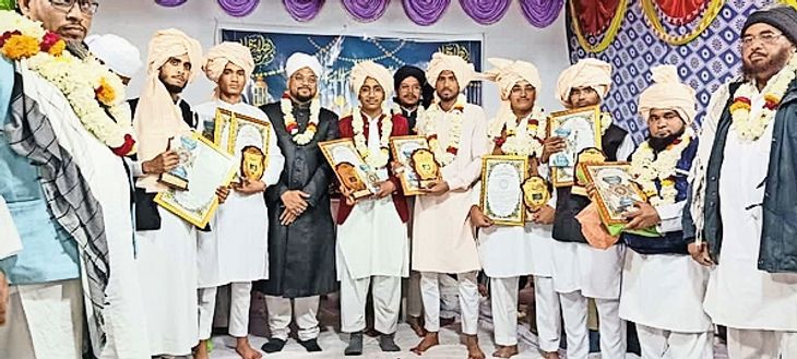 In the Dastarbandi program, Talib Ilm presented Rati Pak along with ...