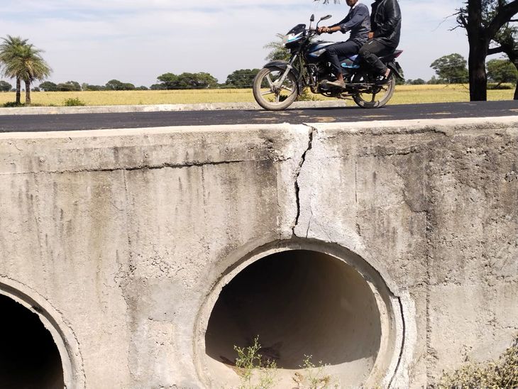 Piploda-Bordia road, being built for Rs 1.53 crore, got cracked on the ...