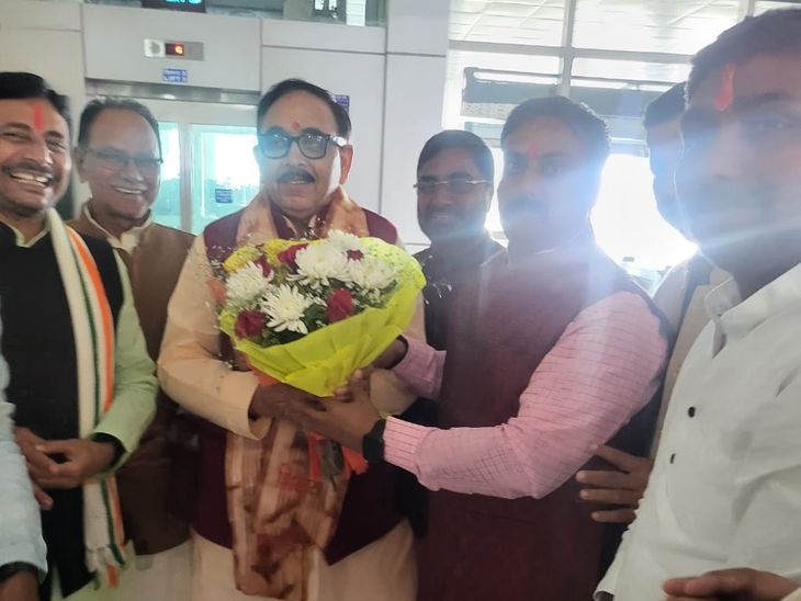 Union Minister Dr. Mahendra Pandey reached Varanasi | वाराणसी पहुंचे ...