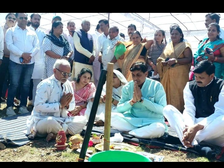 MLA performed Bhoomi Pujan of Indoor Stadium | विधायक ने किया इंडोर स्‍टेडियम का भूमिपूजन ...