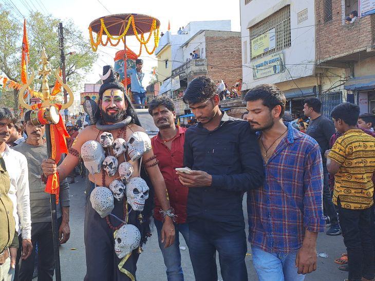 The 3 kilometer long Shiv procession reached Khurai in 8 hours after ...