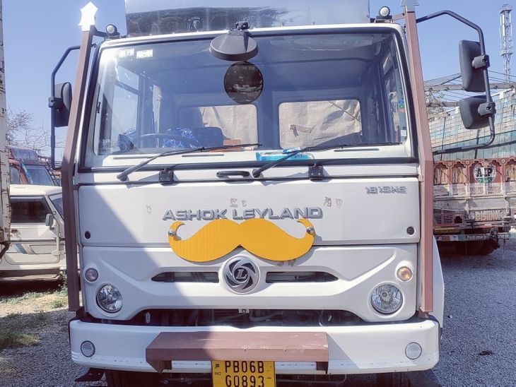 3 trucks and 1 pickup carrying 33 bulls and 13 cows seized | 8 पशु ...