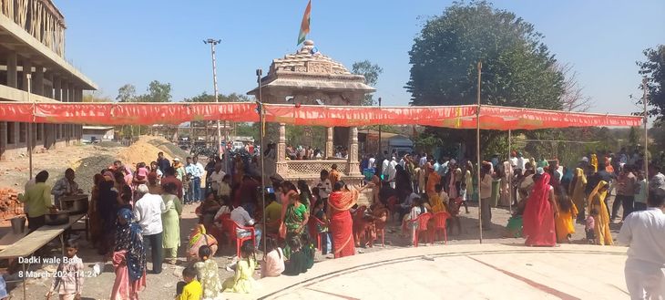 Dudheshwar Mahadev was consecrated with 1100 liters of milk. | दूधेश्वर ...