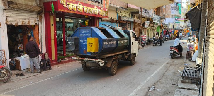 Fine for throwing garbage on the road after 9 am | सुबह 9 बजे के बाद ...