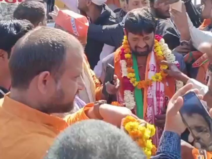 BJP workers gave a warm welcome to MP Kaushal Kishore | सांसद कौशल किशोर का भाजपा कार्यकर्ताओं ...