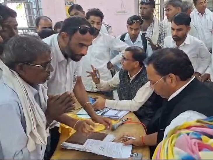 Villagers of Sapotra demonstrated. Demand to make Sapotra CHC a ...