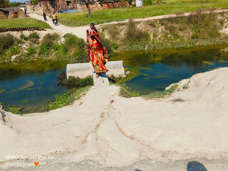 Forced to take risk on culvert made from Jugaad | जुगाड़ से बने पुलिया ...