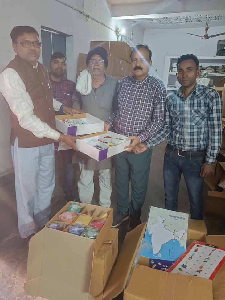 BEO distributed FLN kit | बीईओ ने एफएलएन किट का किया वितरण ...