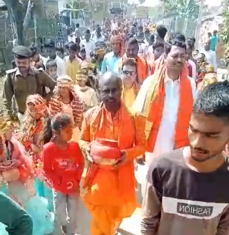 A grand Kalash Shobha Yatra was taken out for the installation of the idols of Mahadev and ...