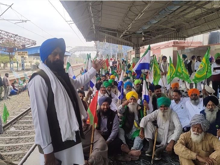 Moga Farmers sitting on railway track; farmer movement update | मोगा ...