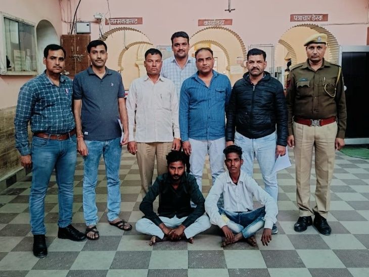 2 snatchers arrested for snatching chain from woman's neck | महिला के ...