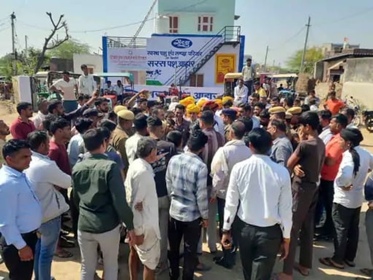 Police stopped tractor march | ट्रैक्टर कूच को पुलिस ने रोका: किसानों ...