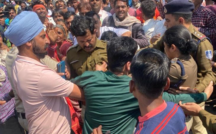 Chaos...the woman arrived to explain and got into a fight with the CSP ...