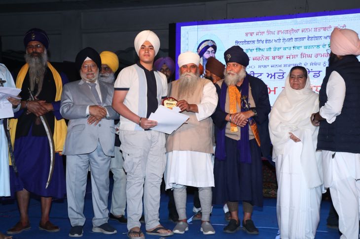 Amritdhari Sikhs honored with awards | अमृतधारी सिखों को अवॉर्ड दे किया ...