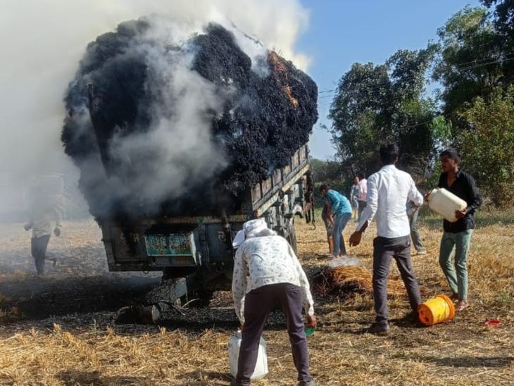 Crops burnt to ashes due to wires in Gudbhela | गुढ़भेलामें तारों से ...