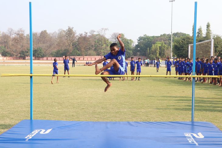 Children showed talent in high jump competition | ऊंची कूद स्पर्धा में ...
