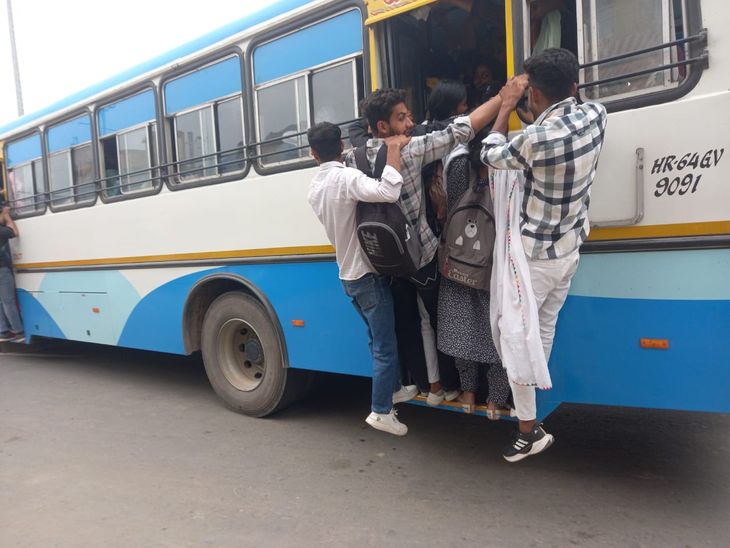 Students traveling hanging from buses for studies