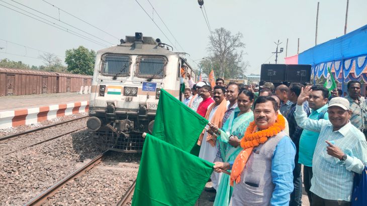 Ispat and South Bihar Express train stops at Sonua railway station ...