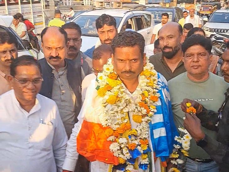 Grand welcome for Congress candidate Omkar Markam | कांग्रेस प्रत्याशी ...