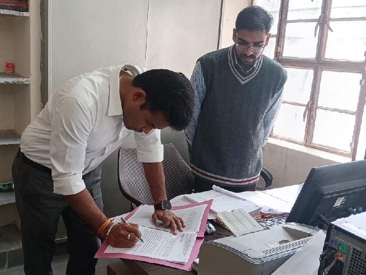 District Collector inspected PHED department | सही ड्रेस नहीं पहनने पर ...