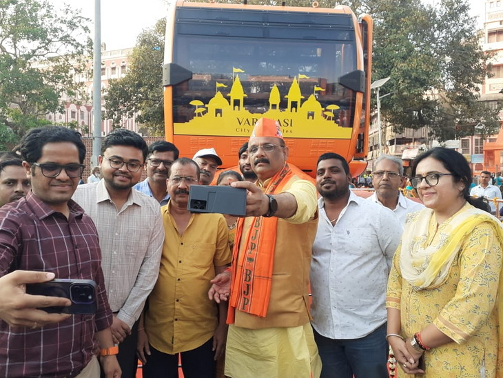 Mayor cuts the ribbon of 'Gandola Selfie Point' People came to click ...
