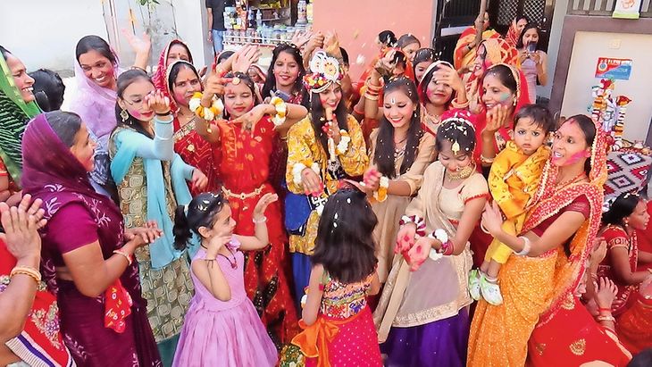Women and girls played Holi with Radha-Krishna in Phag Utsav | फाग ...