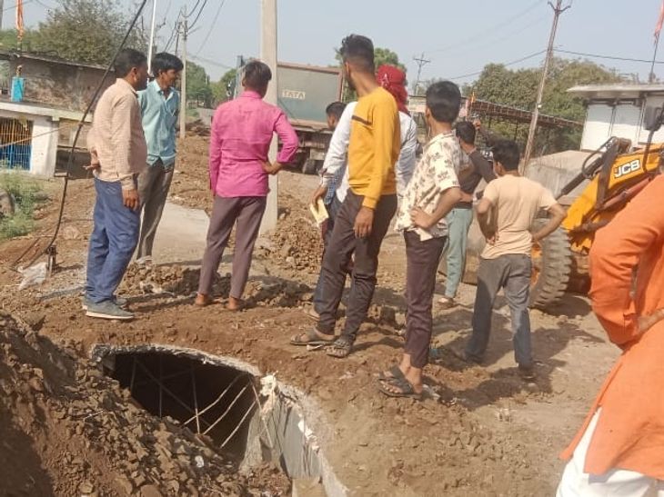 A concrete drain collapsed while making a road in Khaikheda. | खाईखेड़ा ...