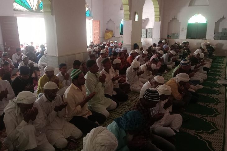 Namaz offered on the first Friday of Ramzan... fasting people prayed ...