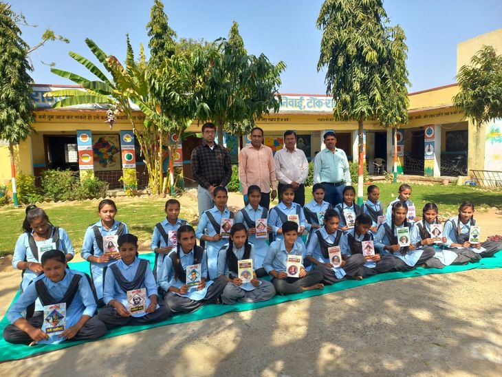 Biographies of great men distributed among children in Niwai