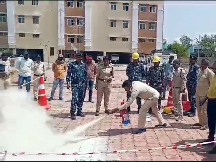 Showed ways to control fire in District Court, SDERF team gave training ...