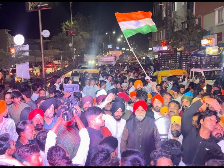 Torch march taken out in memory of martyrs in Indore | इंदौर में शहीदों ...