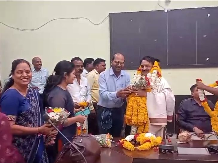 Municipal Corporation officers and employees bid farewell to CMO ...