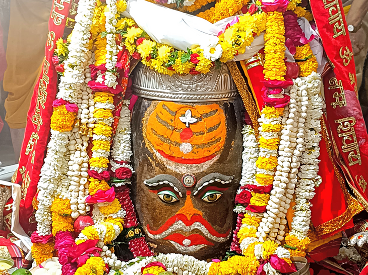 Decorate the head of Mahakal by offering silver bill paper and ...