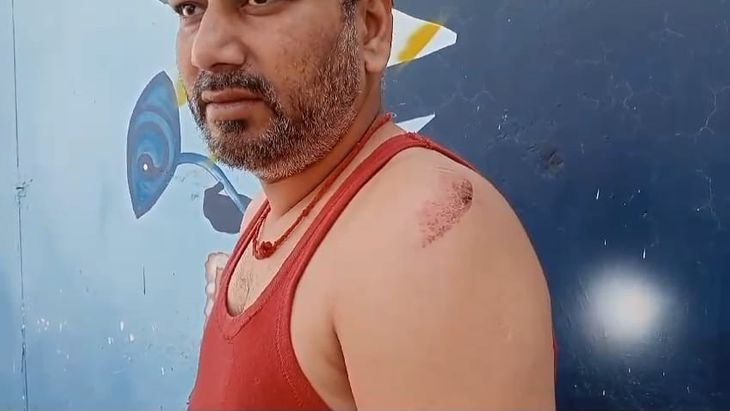 Tent house operator beaten up for asking for money, shown pistol | रुपए ...
