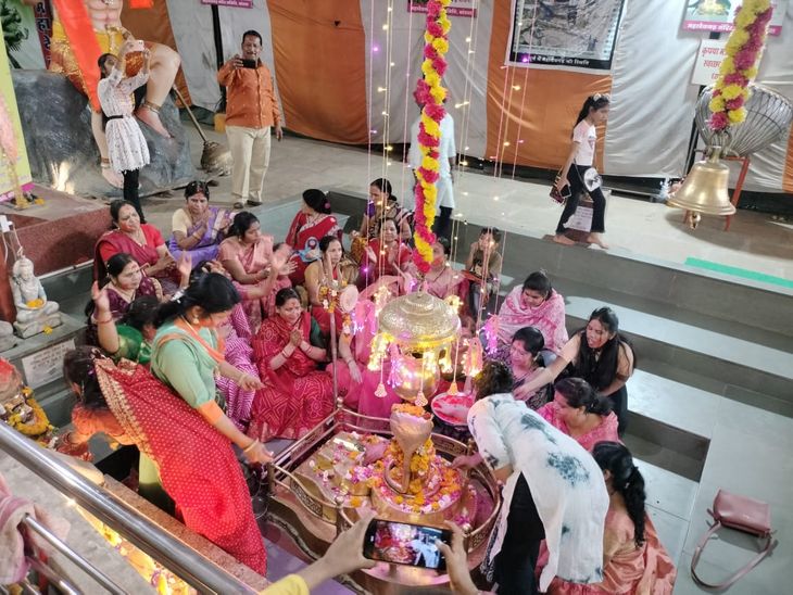 Phag Utsav celebrated by applying colors and gulal to Mahadev