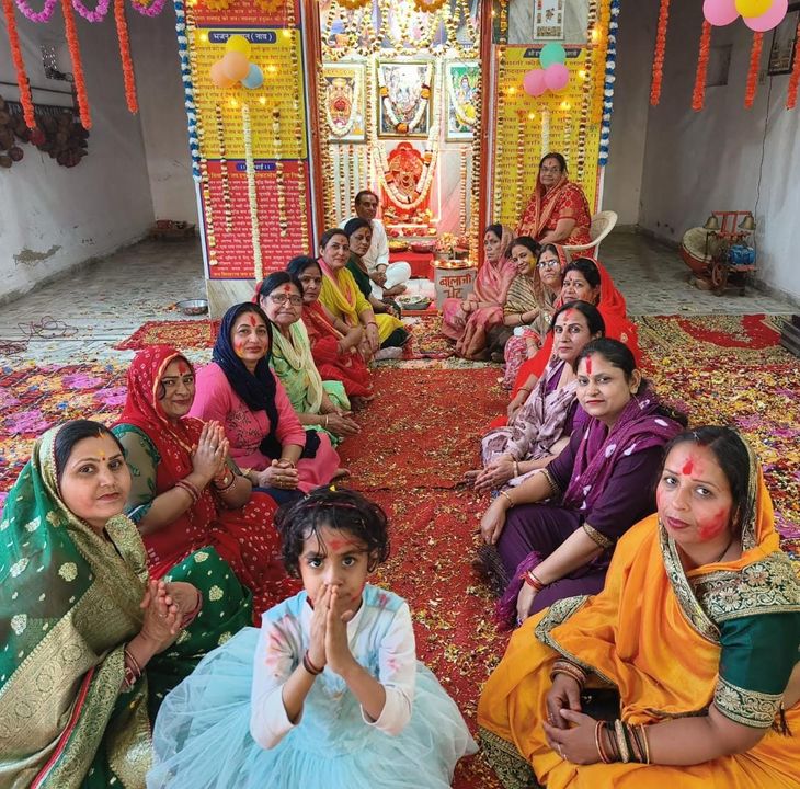 Holi of flowers played in Bada Talab Balaji Dham | बड़ा तालाब बालाजी ...