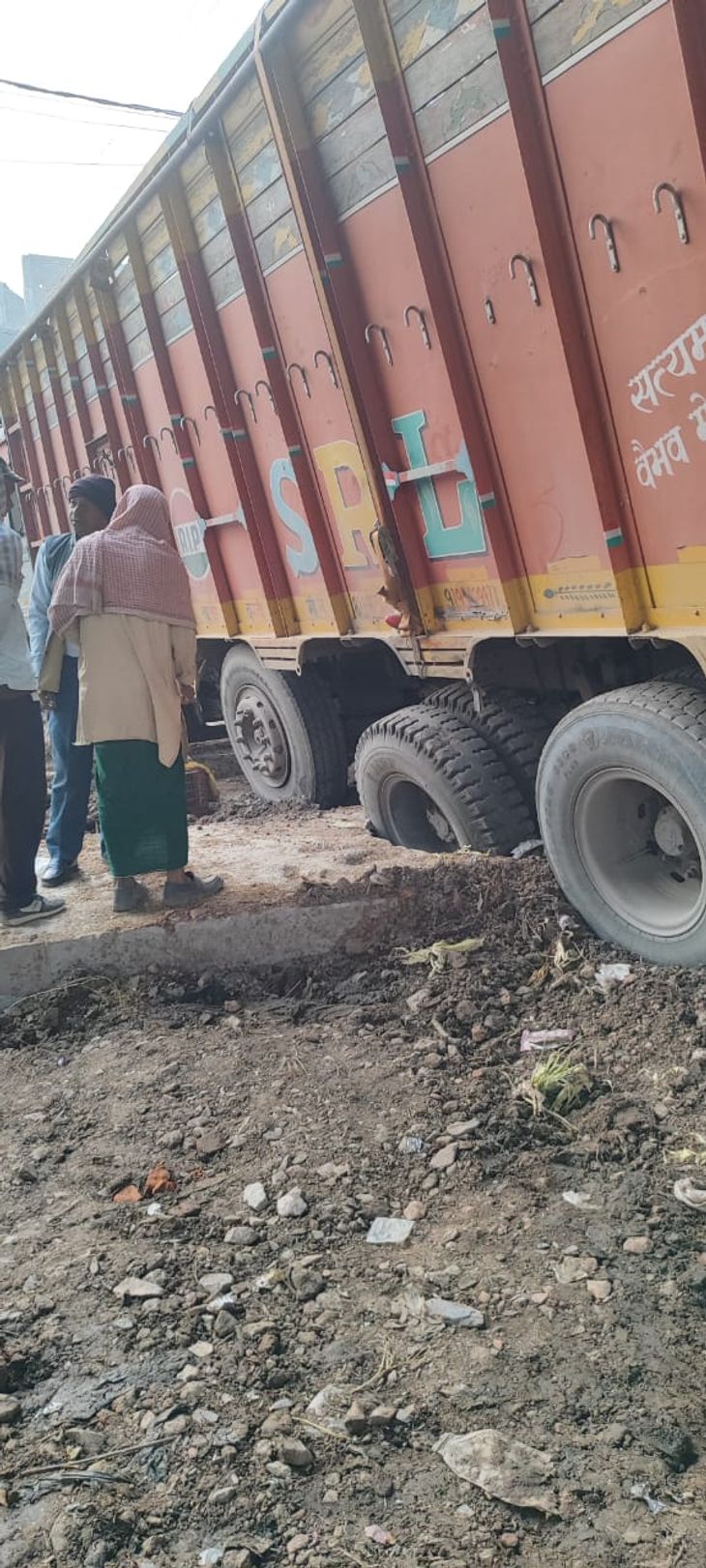 Truck wheel sinks into drain, deficiencies exposed | नाले में धंस गया ...