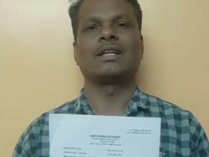 FIR against employee leader threatening time keeper | टाइम कीपर को धमका ...