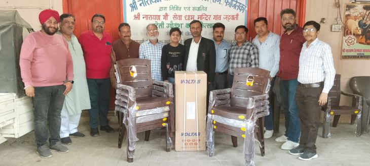 Chairs and water dispenser given in the temple | मंदिर में कुर्सियां ...