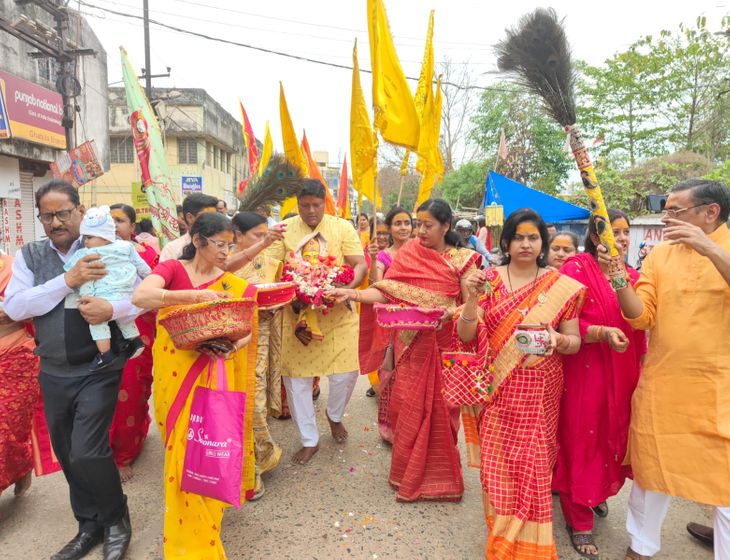 Hundreds of women devotees raised Baba's symbol, the atmosphere became ...