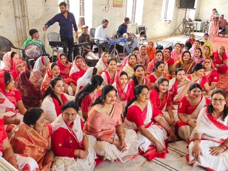 Holi is celebrated in Baba Shyam's temple... Women gathered in Phag ...