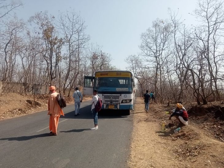 Passengers troubled by Khatara buses in Pratapgarh | प्रतापगढ़ में ...
