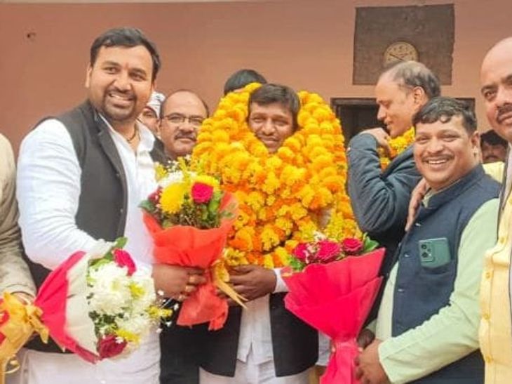 Two village heads of Varanasi received Chief Minister's award money ...