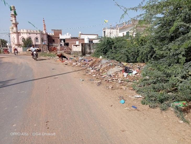Piles of garbage on the road, villagers troubled by mosquitoes | रास्ते ...