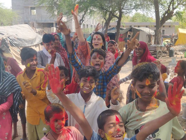 Holi celebrated in Sadulpur | सादुलपुर में मनाई होली: झुग्गी झोपड़ी में ...