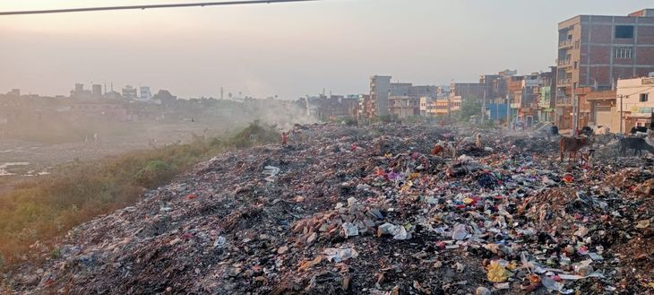 Barns were built on the land marked for garbage point. | जिस जमीन को ...