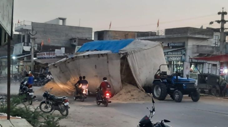 Overloaded trolley of dog coming at high speed in Phagi overturned at ...