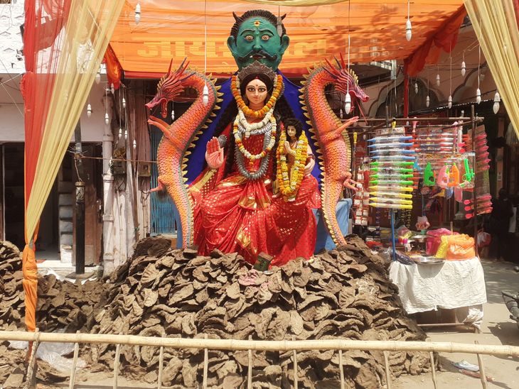 Holika statue decorated on the theme of democracy in Varanasi | वाराणसी ...