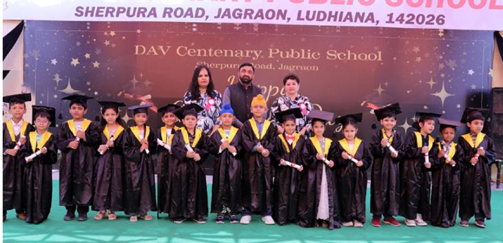 Graduation day celebrated with pomp in DAV school | डीएवी स्कूल में ...
