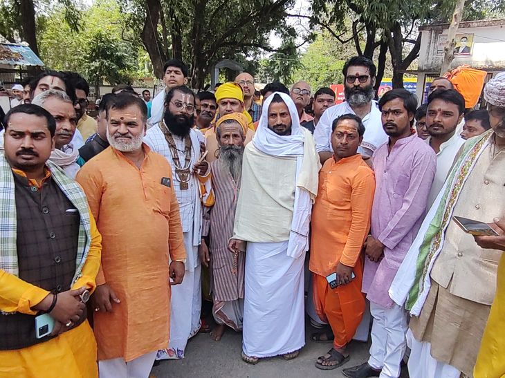 Dharmacharya reached Ballia DM office | बलिया डीएम कार्यालय पहुंचे ...